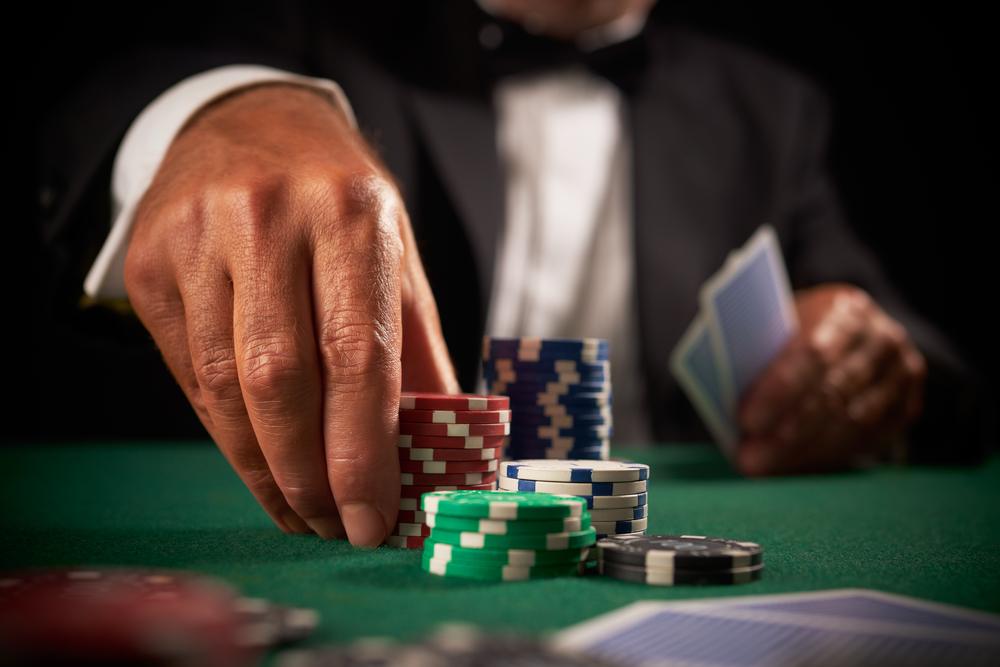 Essential Guide to Blackjack Hand Signals | Casino.org
