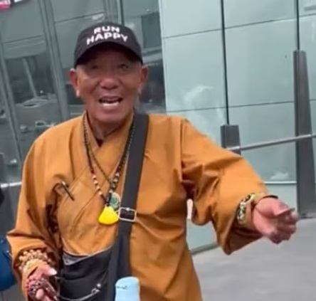 THE BUNK MONKS: Fake Buddhist Clergy Solicit 'Donations' on The Strip ...