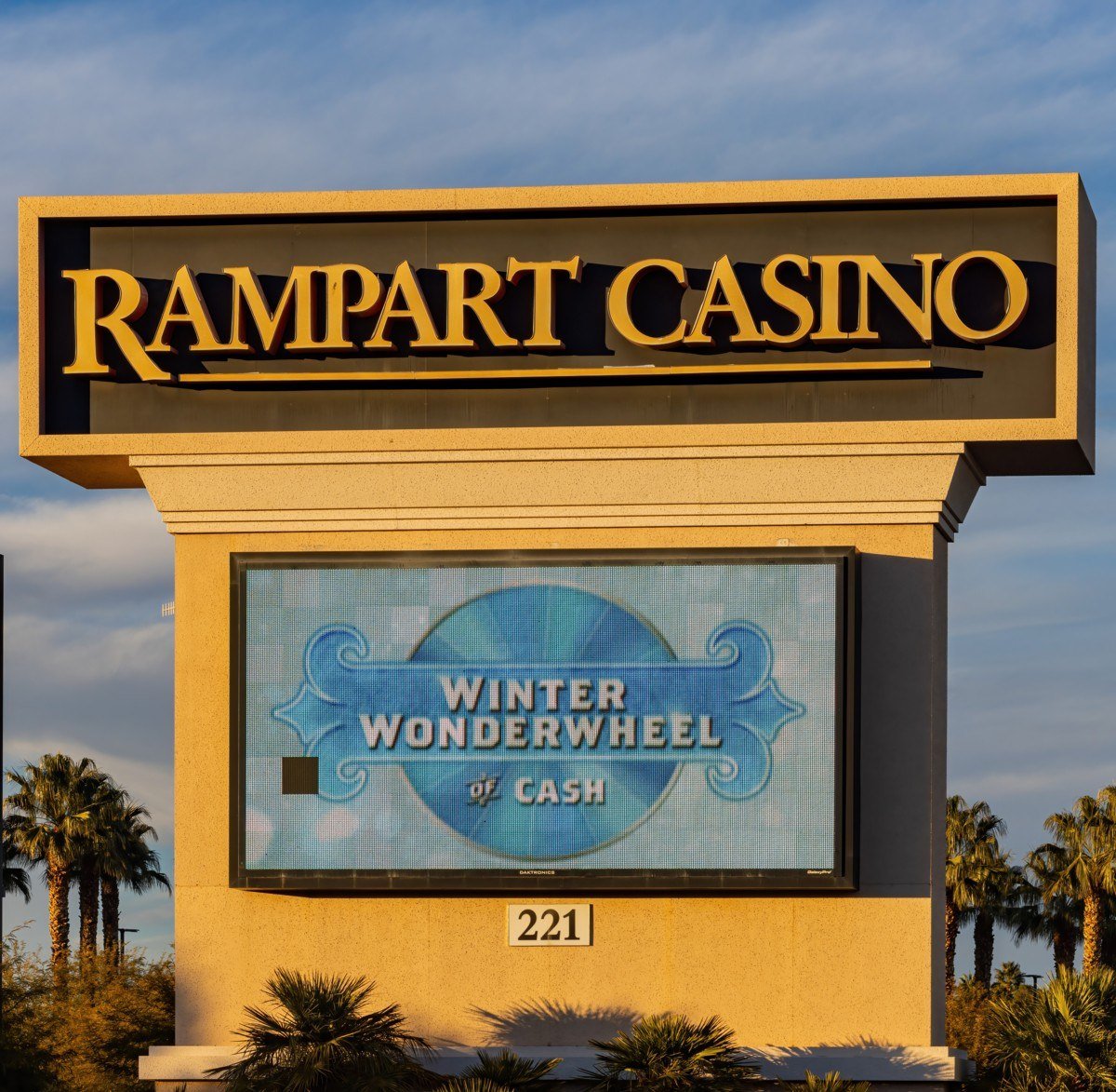 NEW VIDEO: Armed Man Disguised as Security Guard Robs Las Vegas Casino ...