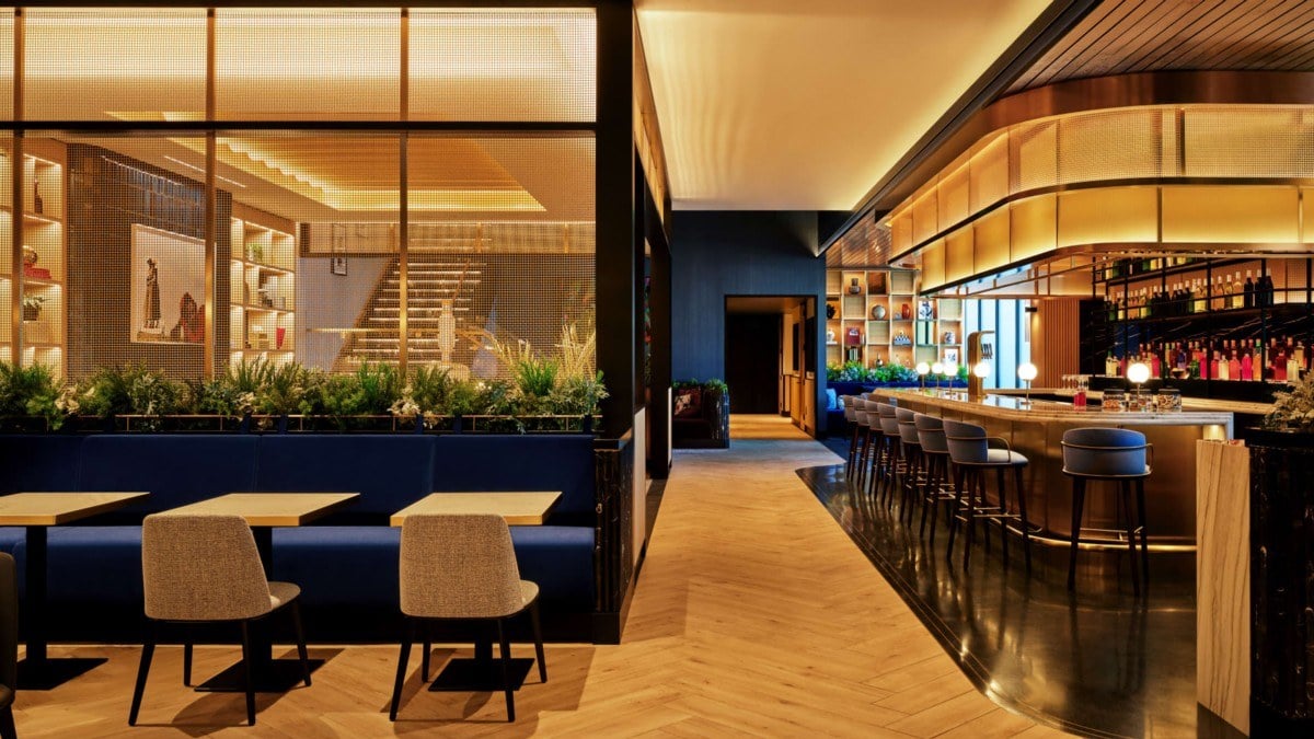 VEGAS DINING NEWS: Chase High-End Grub at New Airport Lounge, Red Rock Food Court Bloodbath ...